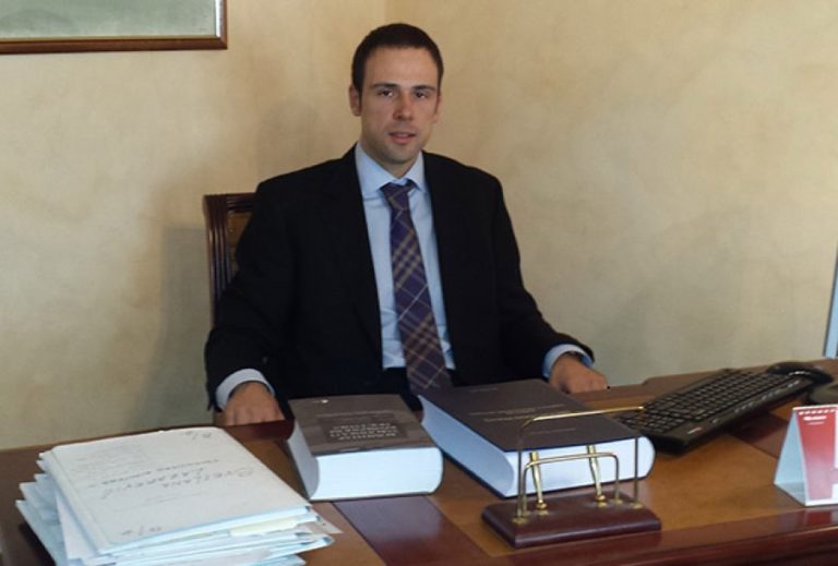 Манијак у Влади Србије? Само један?