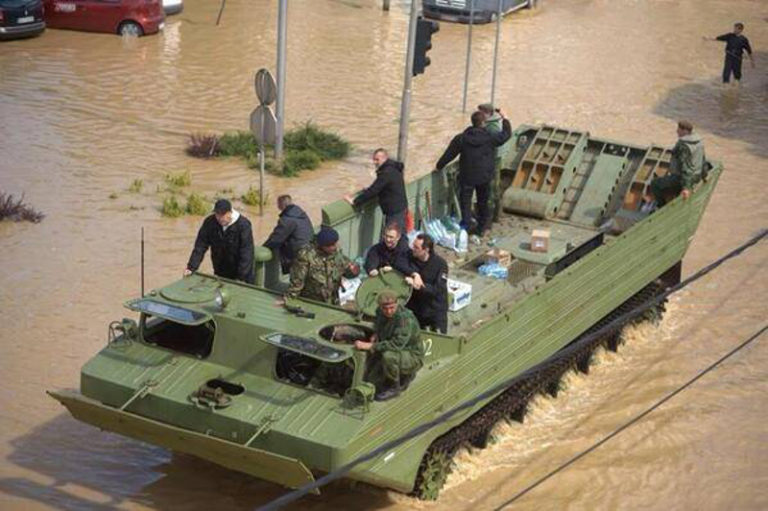 Шта ради војна амфибија у поплављеном Обреновцу?