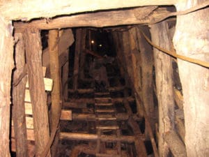 Напредњаци све распродали странцима: Милиони тона ретке руде у срцу Србије!